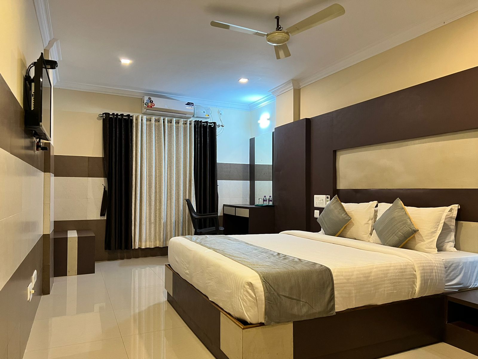 Hotel JS Grand Residency 𝗕𝗢𝗢𝗞 Palakkad Hotel 𝘄𝗶𝘁𝗵 ₹𝟬 𝗣𝗔𝗬𝗠𝗘𝗡𝗧
