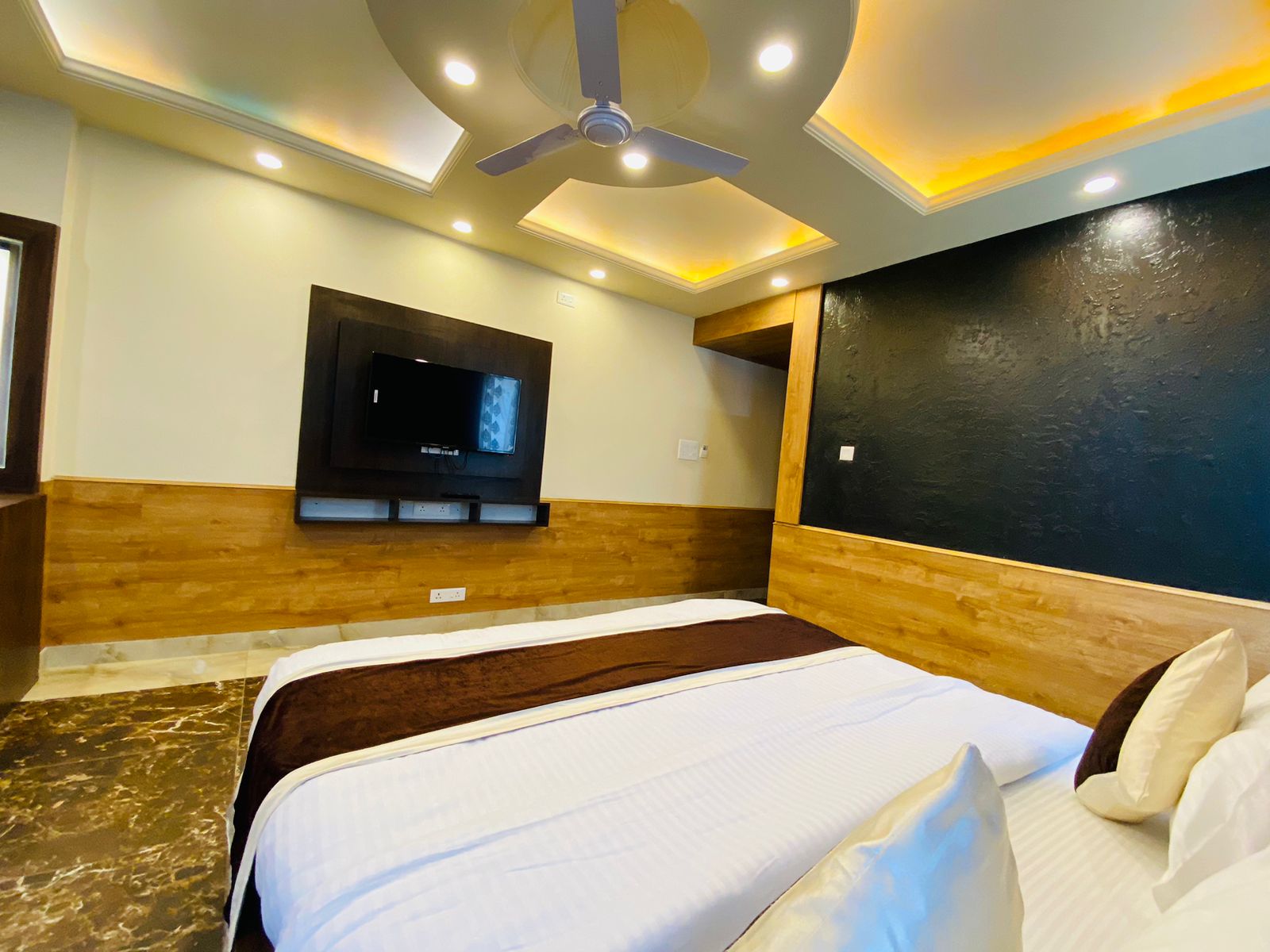 The Sapphire 𝗕𝗢𝗢𝗞 Srinagar Hotel 𝘄𝗶𝘁𝗵 ₹𝟬 𝗣𝗔𝗬𝗠𝗘𝗡𝗧