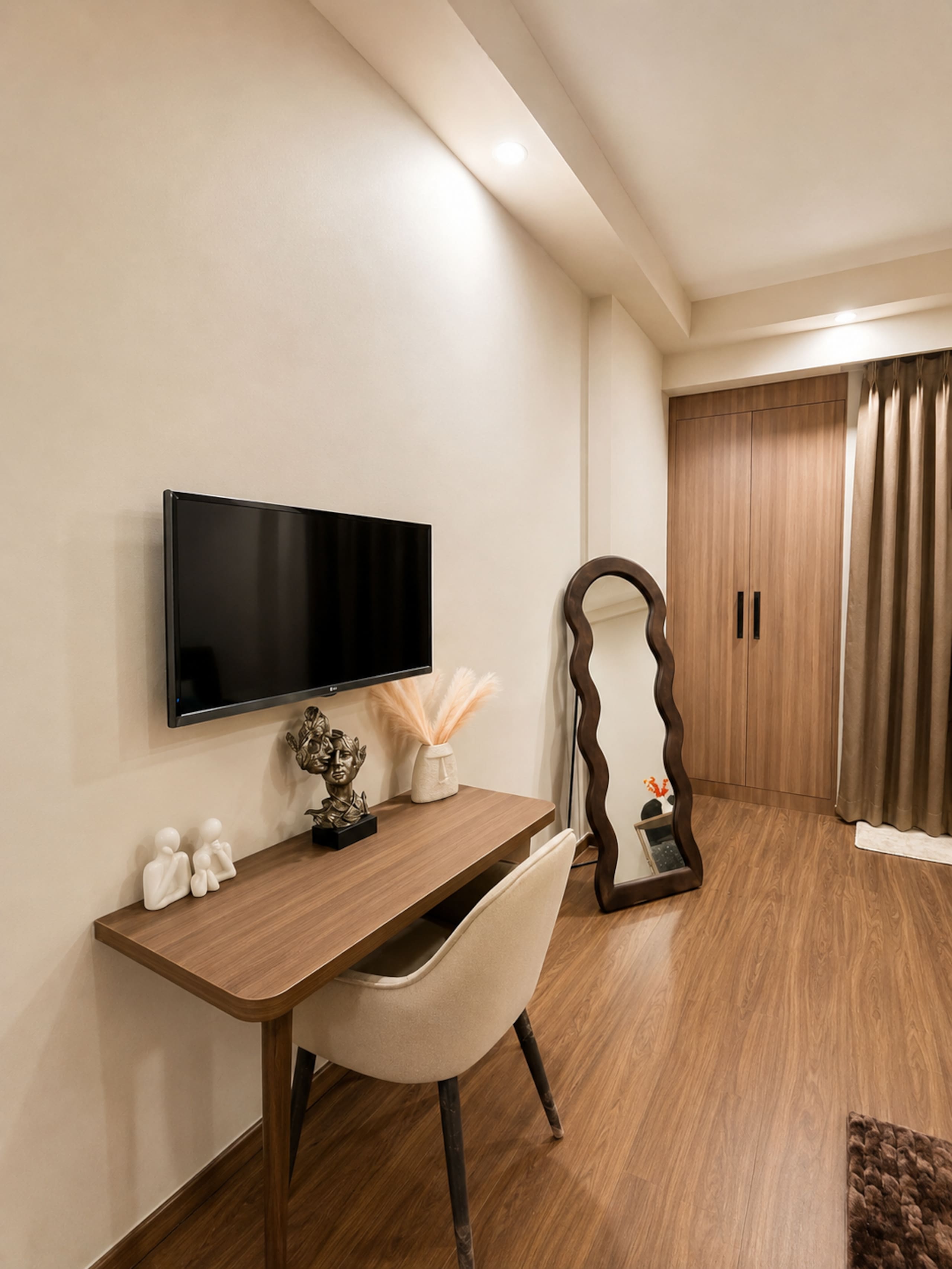Near Expo Mart Couple Friendly Skyline View 𝗕𝗢𝗢𝗞 Noida Apartment