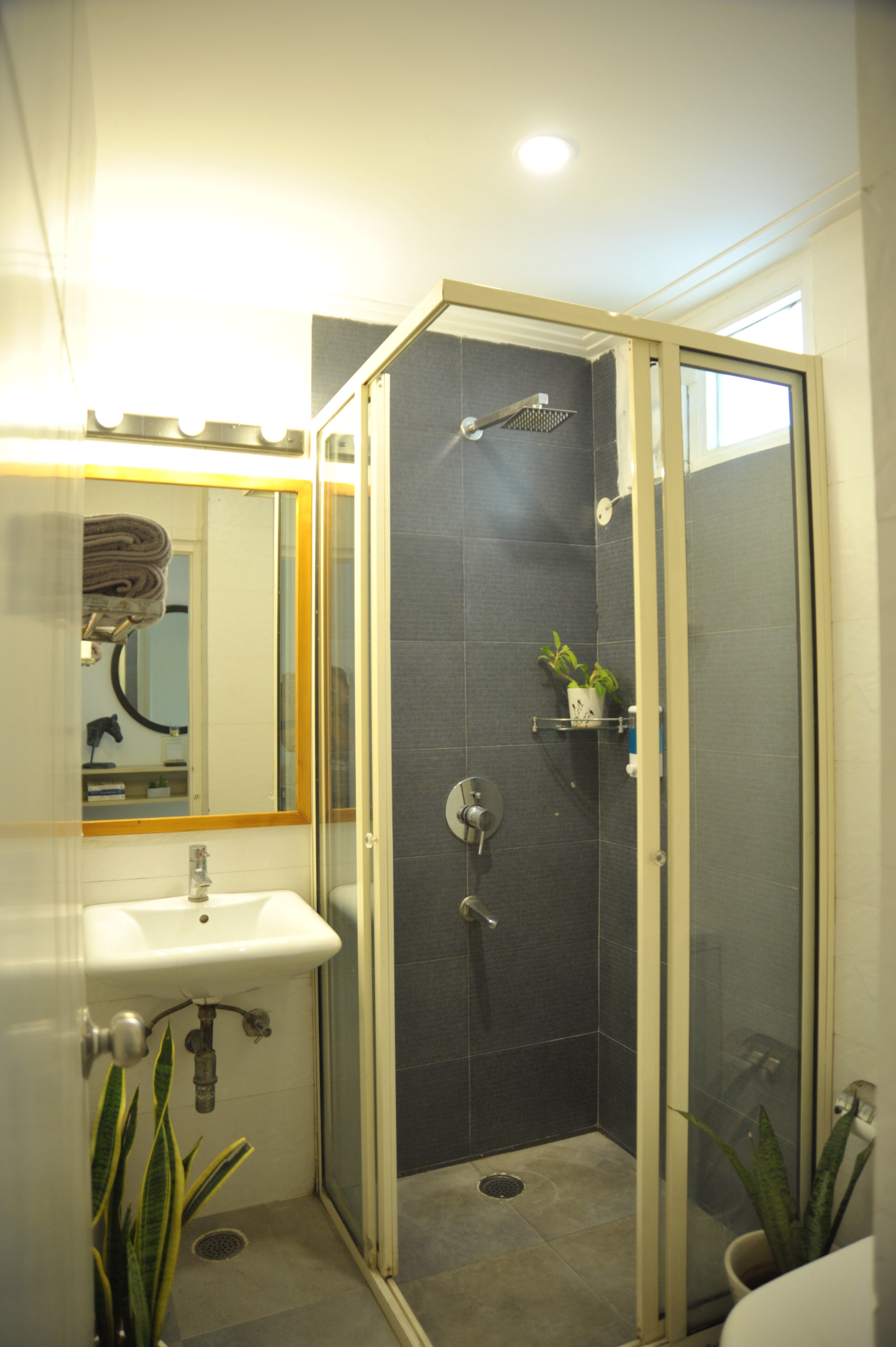 Blue Feathers Stays By One Tree 𝗕𝗢𝗢𝗞 Delhi Apart-hotel 𝘄𝗶𝘁𝗵 𝗙𝗥𝗘𝗘 ...