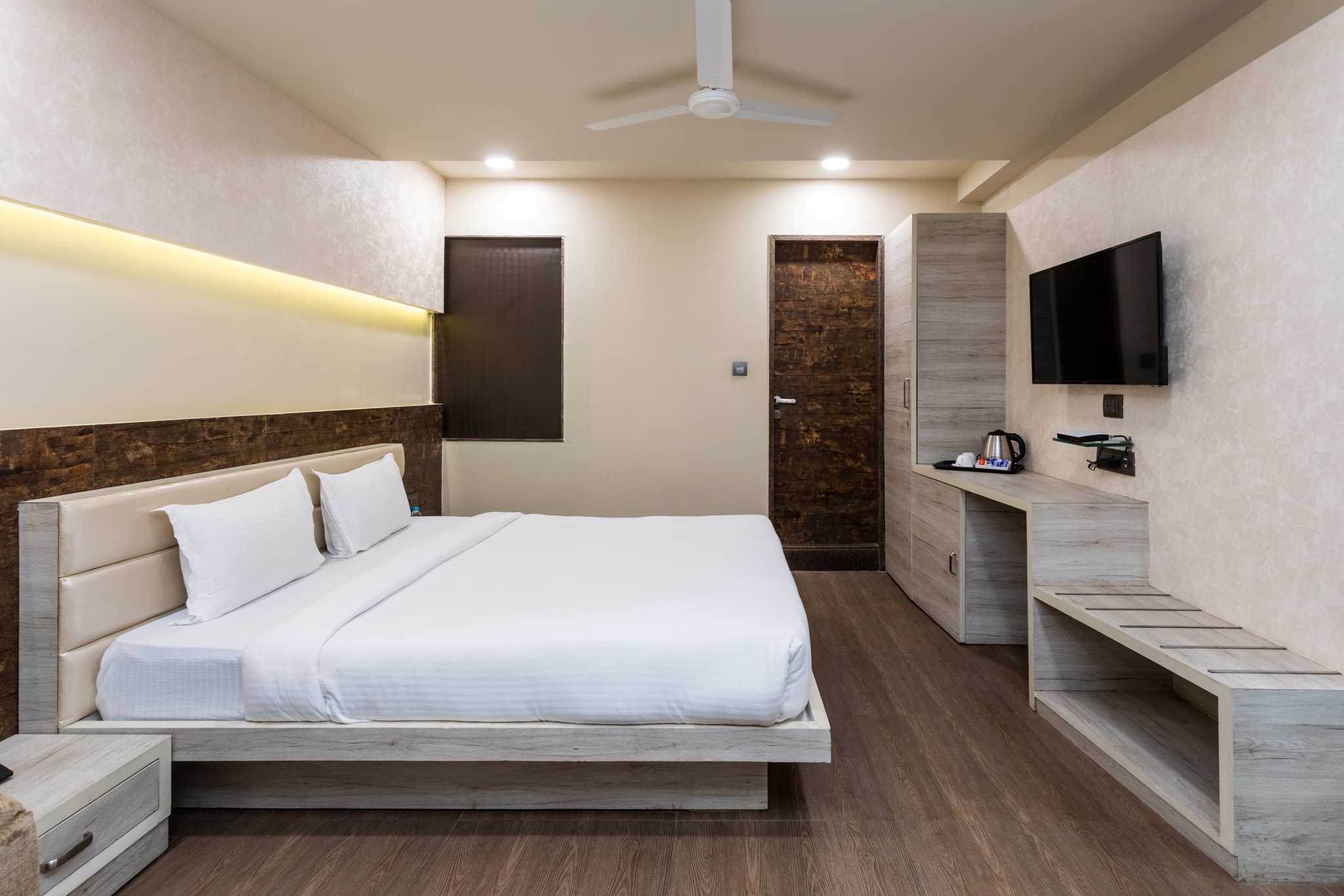 The Red Maple, Indore INR 866 OFF ( ̶3̶8̶0̶0̶ ) Hotel Price, Address ...