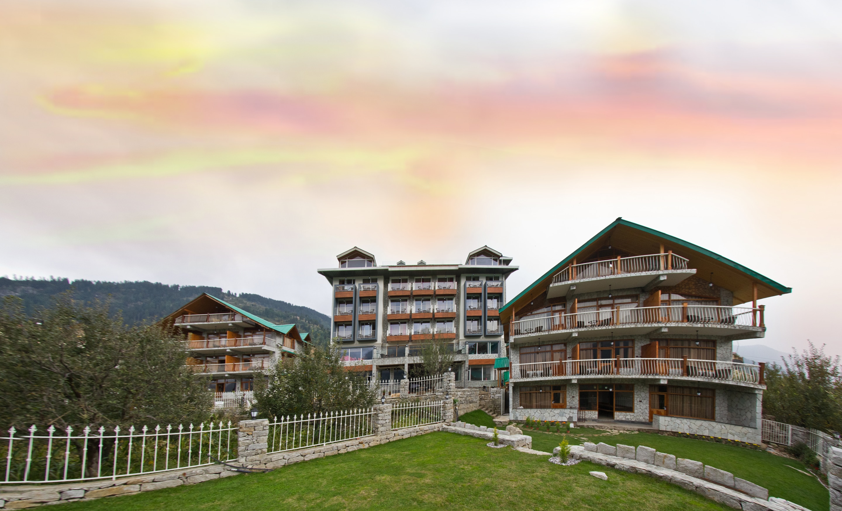 The WhiteStone Resort,Manali (Centrally Heated Mountain view) Manali ...