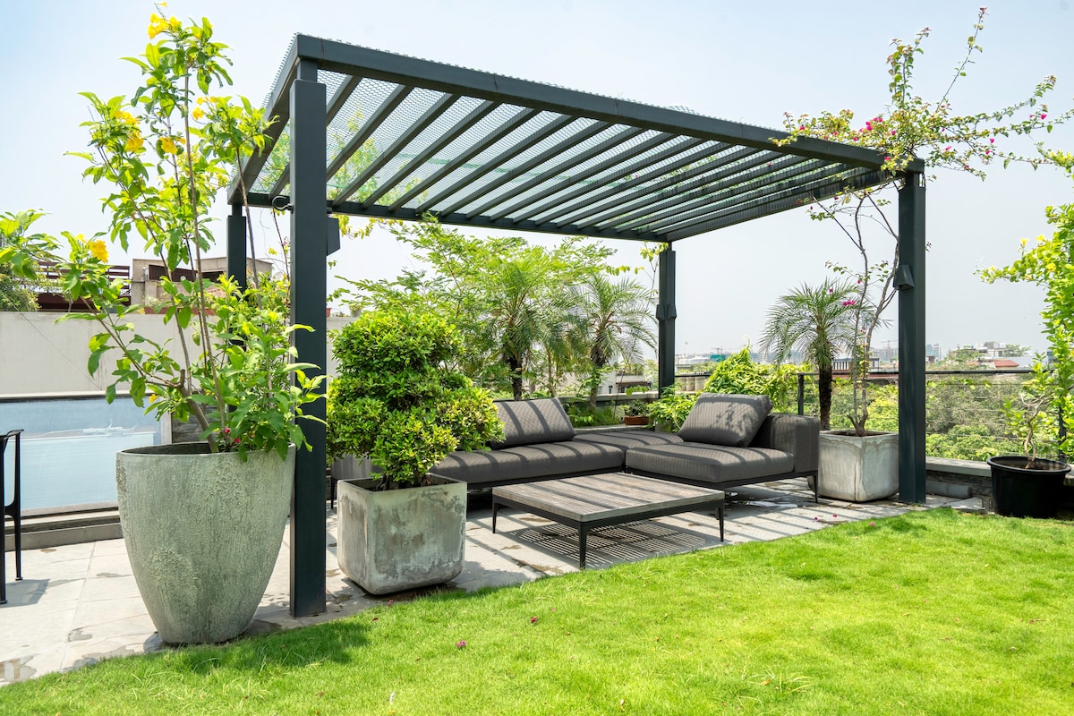 Gulmohar 3BHK Service Apartment Defence Colony 𝗕𝗢𝗢𝗞 Delhi Apartment