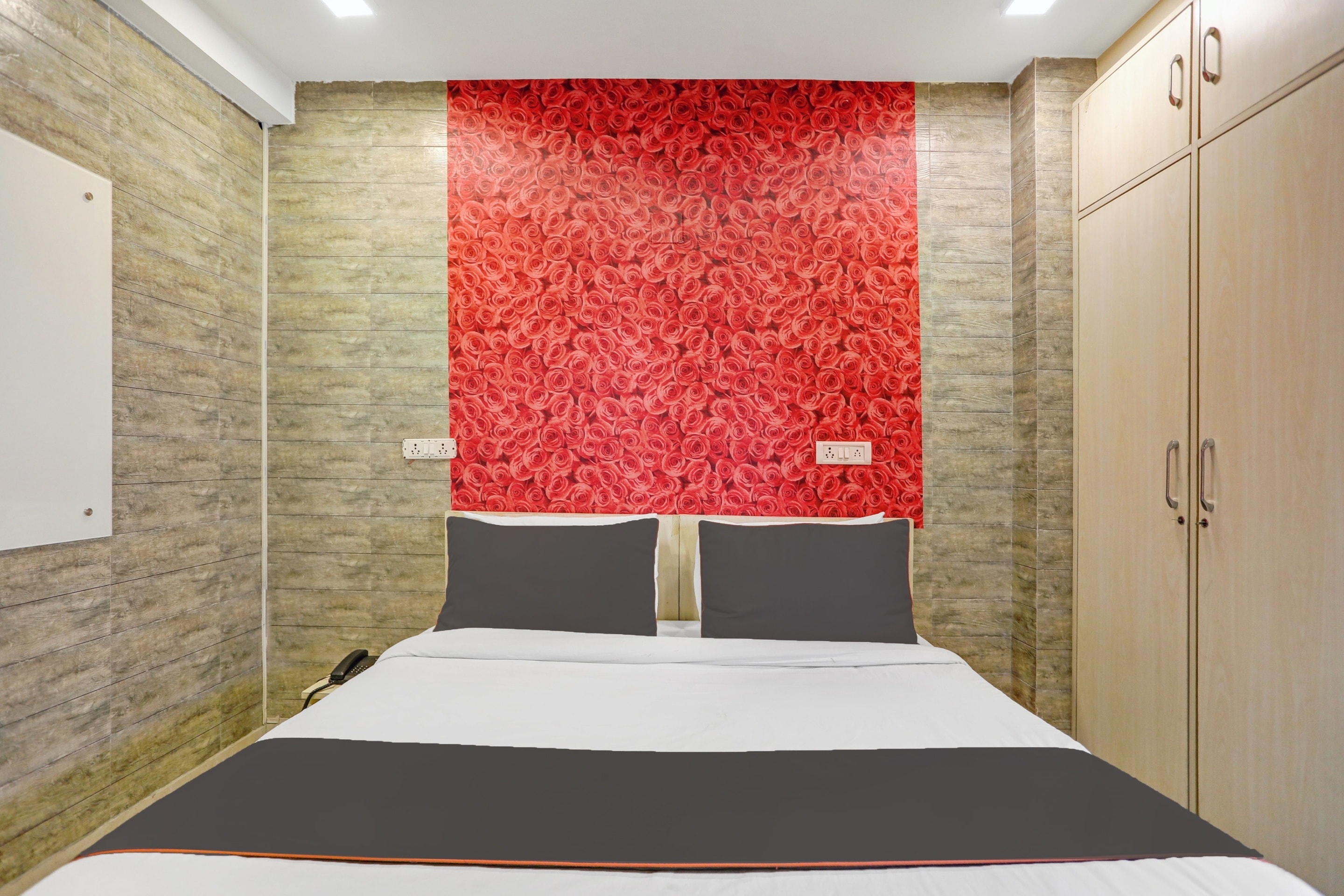 Collection O Model Town Metro View Hotel Delhi - Reviews, Photos & Offer