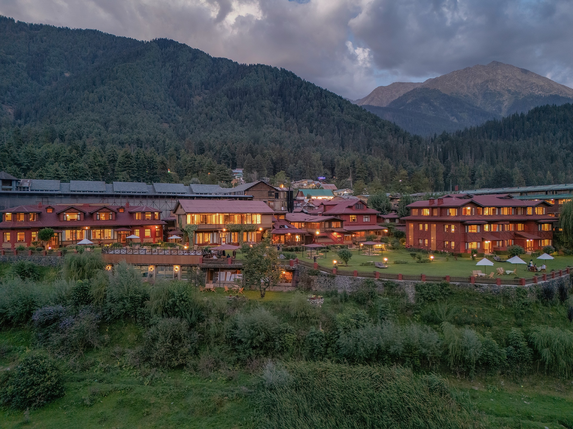 Karam Gold 𝗕𝗢𝗢𝗞 Srinagar Hotel