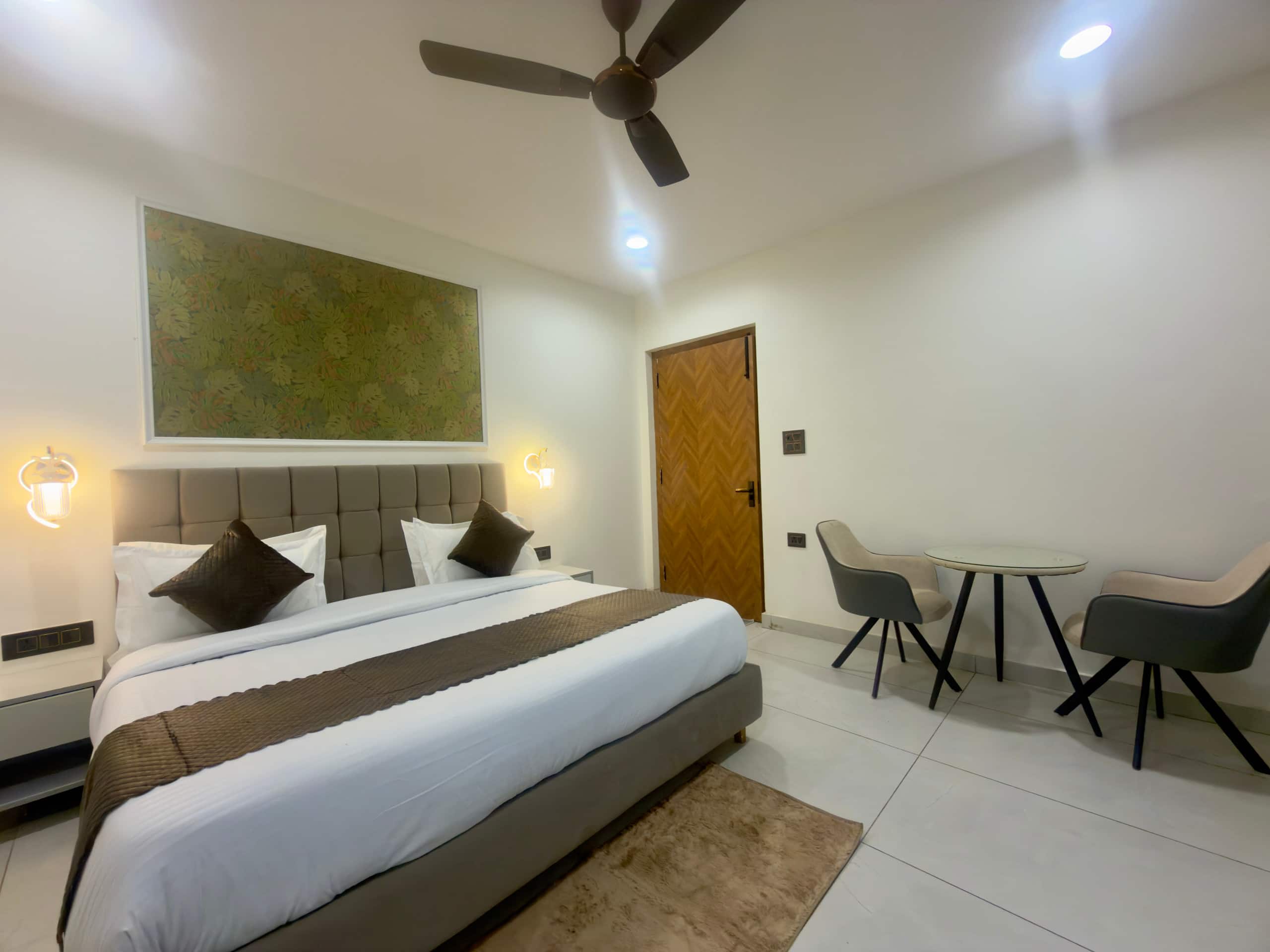 Modern room with ensuite bathroom and balcony 𝗕𝗢𝗢𝗞 Mukteshwar Homestay