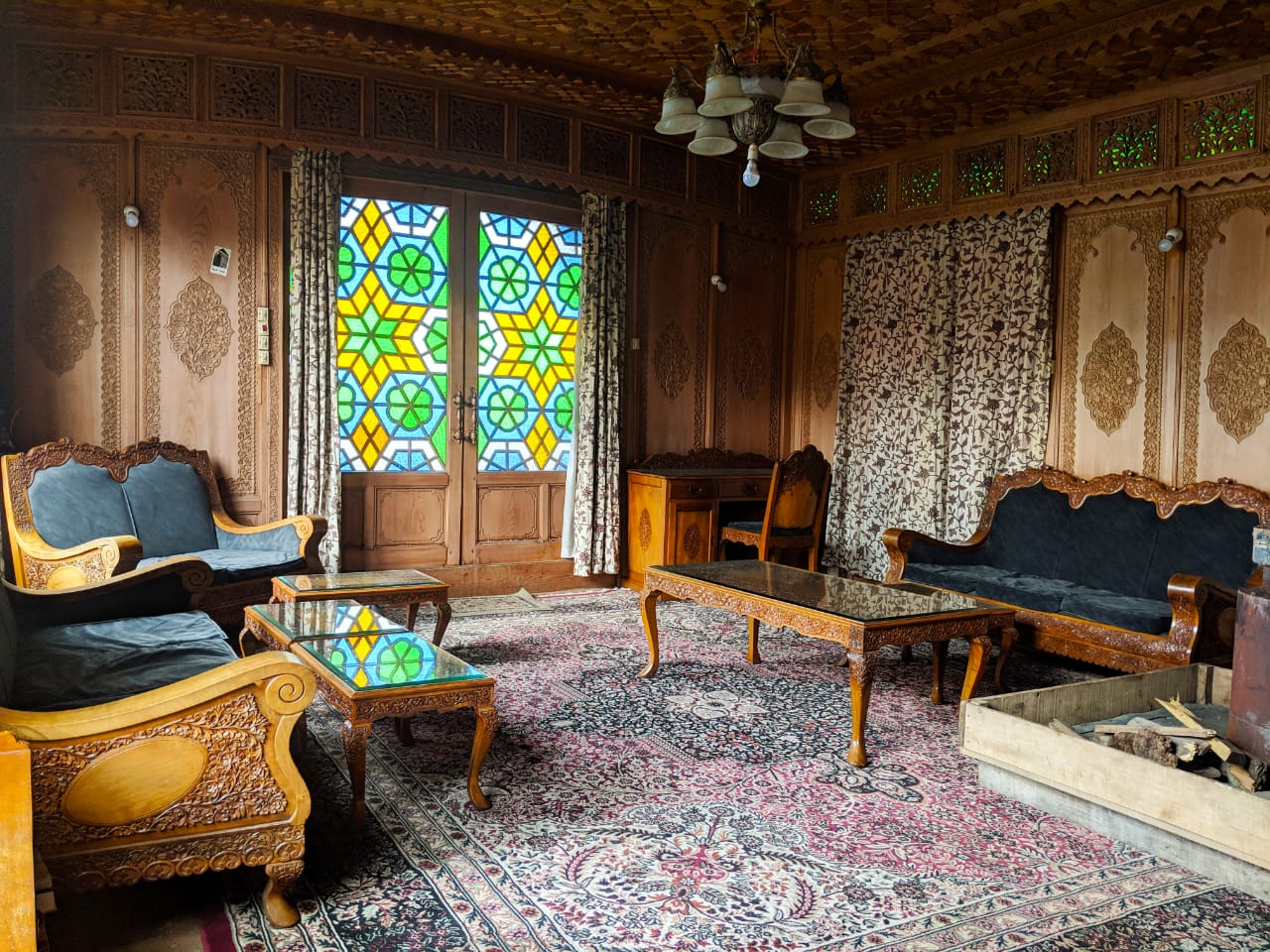 Premium Houseboat Baktoo Palace Srinagar - Reviews, Photos & Offer
