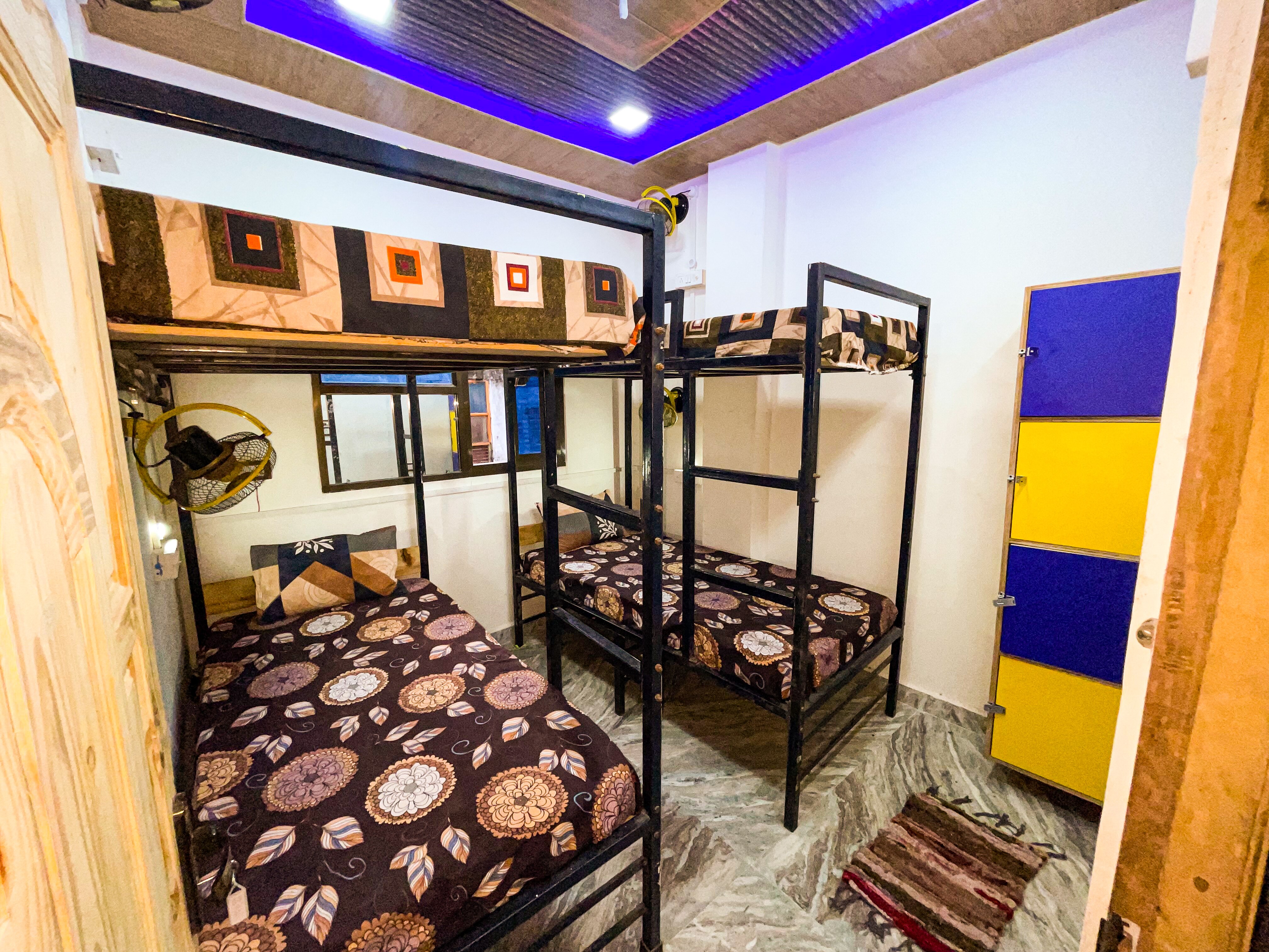 Vagabond Stay Hostel | Rooms & Dorms 𝗕𝗢𝗢𝗞 Varanasi Hostel