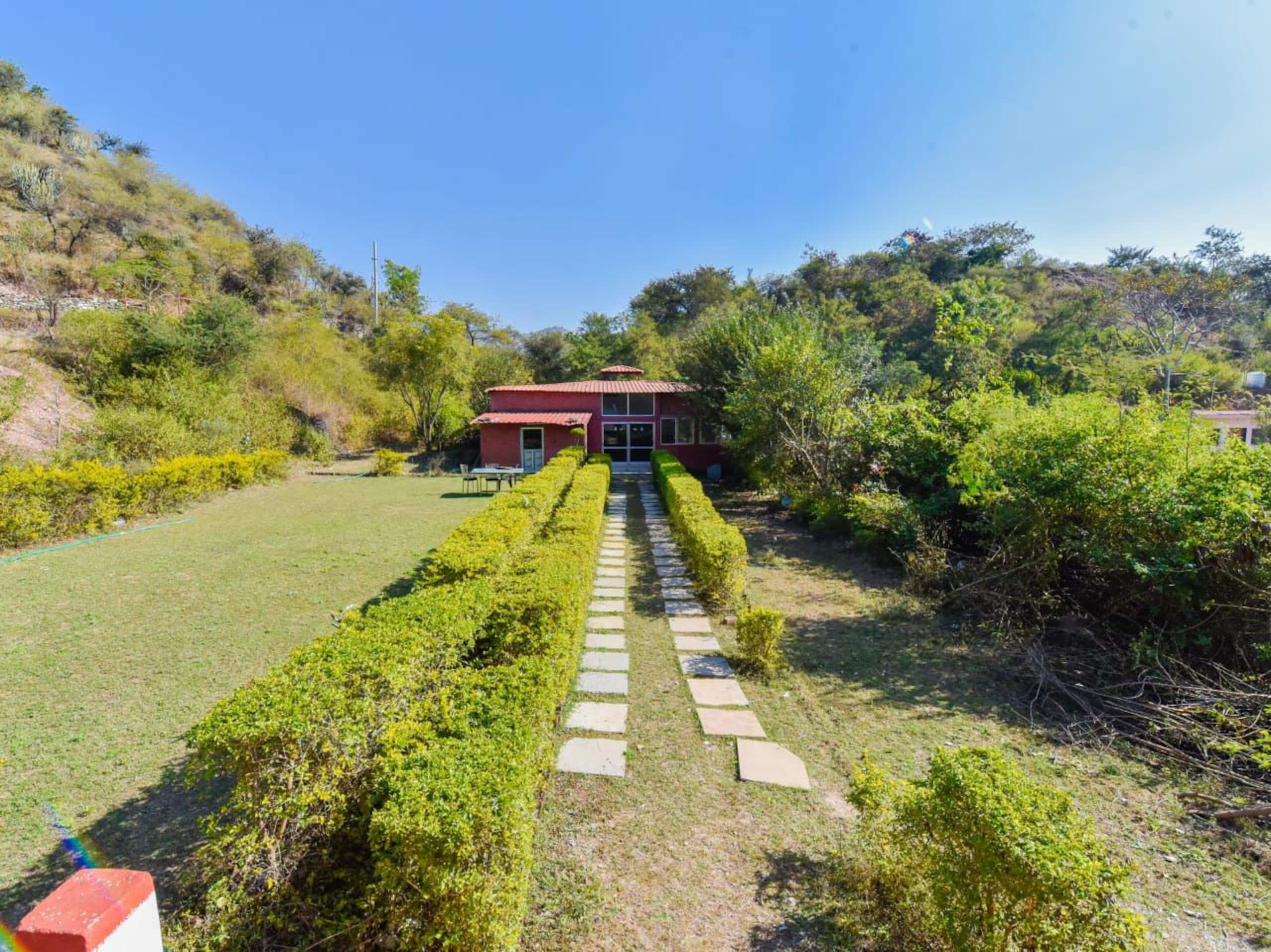 Scenic 2BHK Villa Bahubali Hills Badi Lake View 𝗕𝗢𝗢𝗞 Udaipur Villa