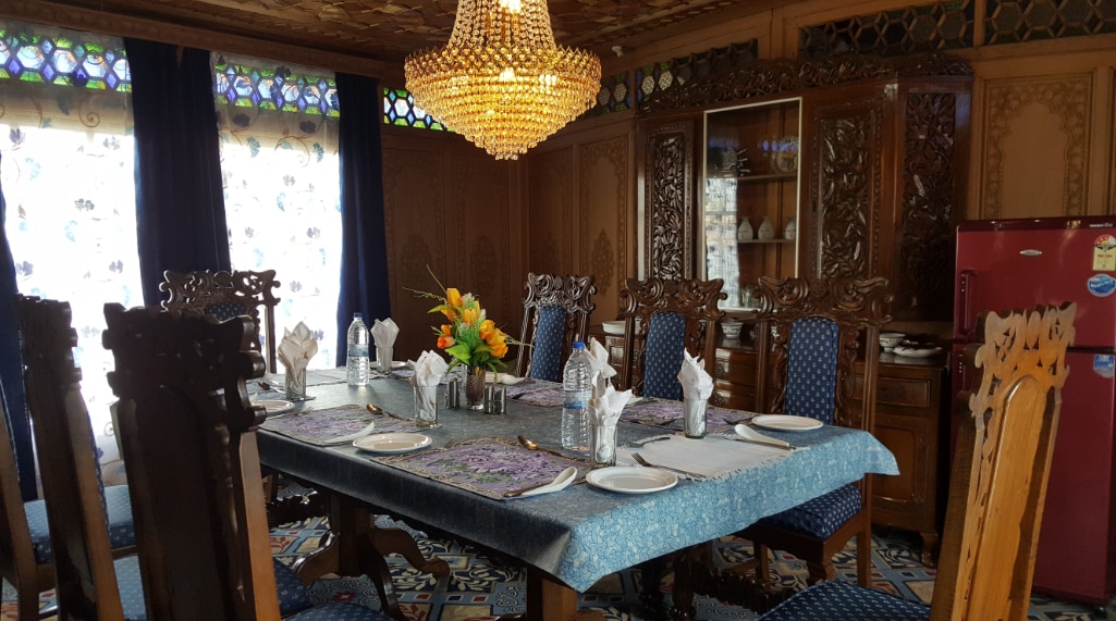 Houseboat Rose Velt Best Rates on Srinagar Hotel Deals, Reviews & Photos