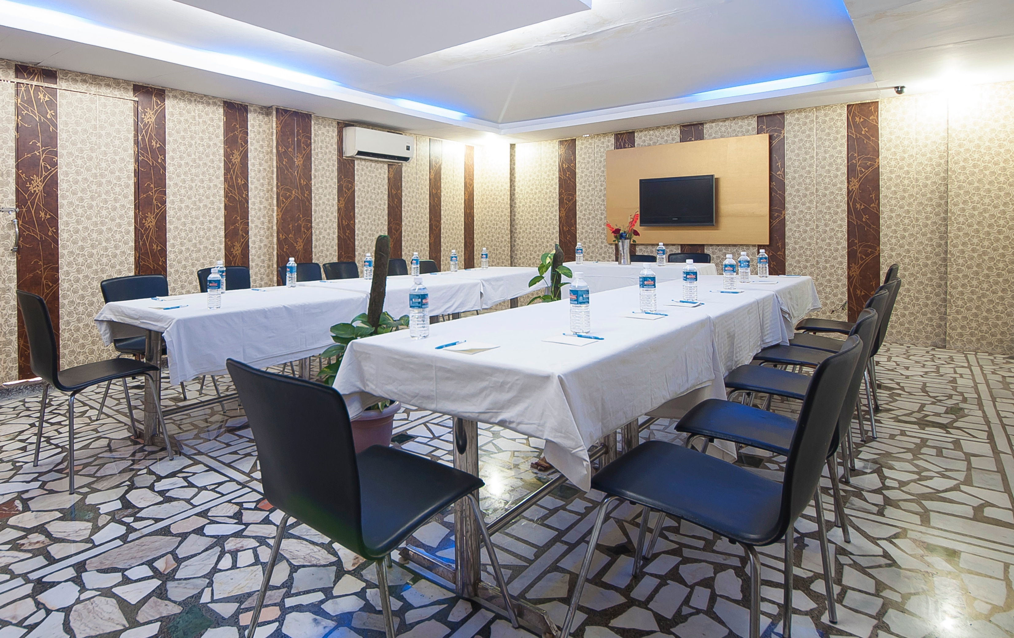 Hotel Apra International Delhi INR 444 OFF ( ̶1̶2̶0̶0̶ ) Hotel Price ...