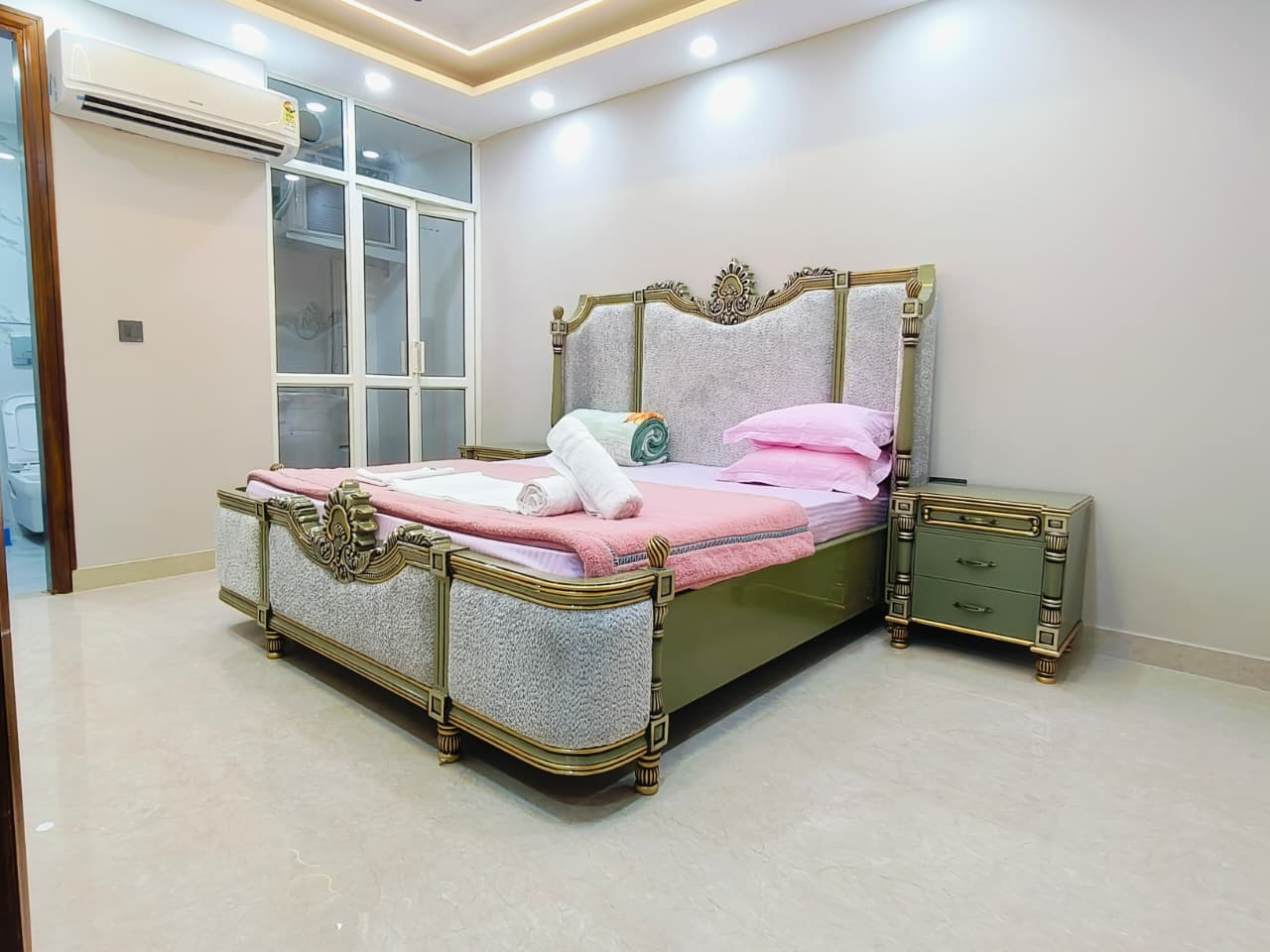 Homlee Shanti 3BHK Elevator Parking Central DEL 𝗕𝗢𝗢𝗞 Delhi Apartment