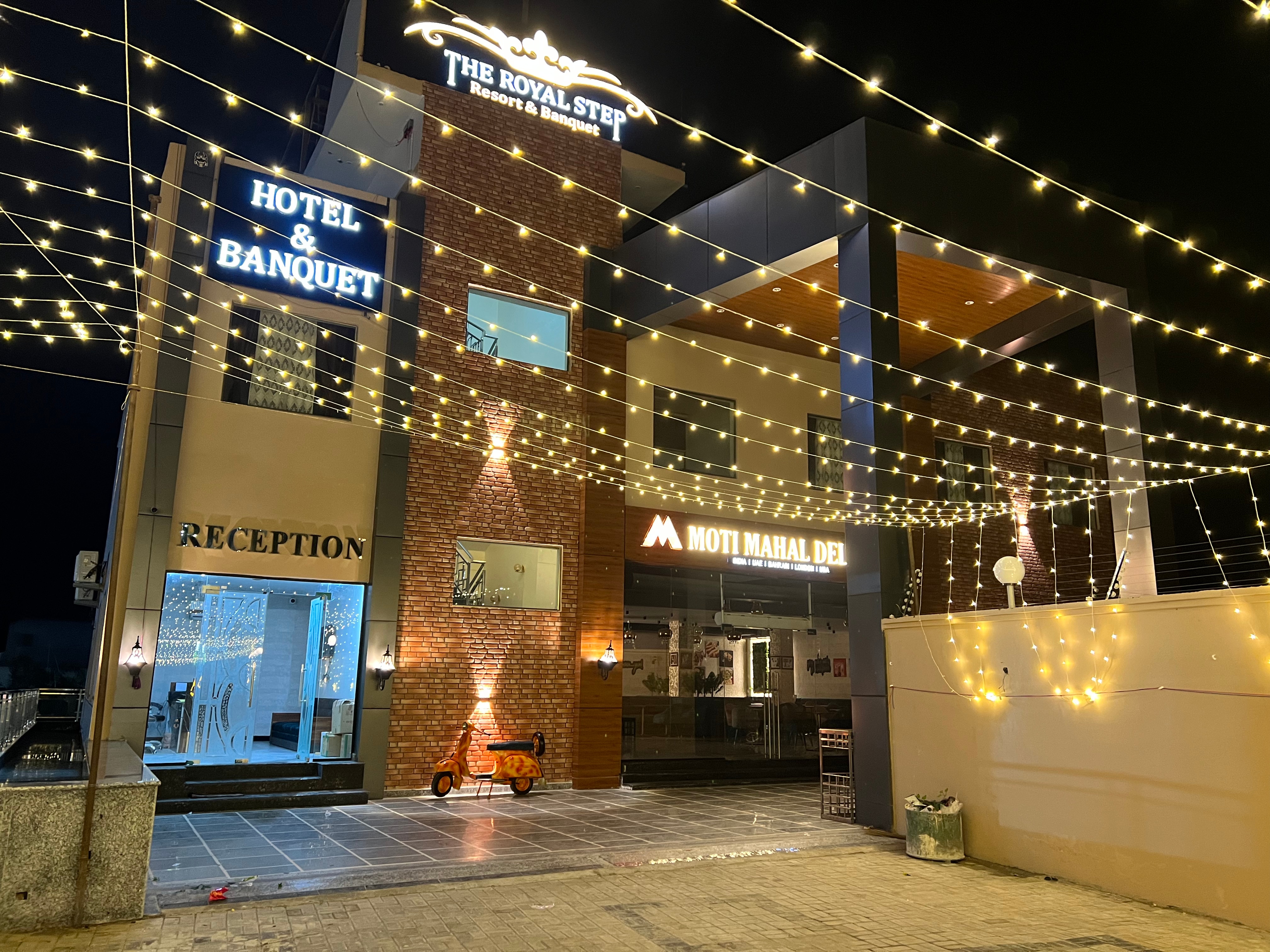 The Royal Step Resort and Banquet 𝗕𝗢𝗢𝗞 Baghpat Apartment