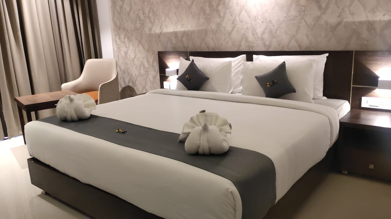 Golden Munnar Palace By Hawk Hospitality 𝗕𝗢𝗢𝗞 Munnar Resort 𝘄𝗶𝘁𝗵 ₹𝟬 𝗣𝗔𝗬𝗠𝗘𝗡𝗧