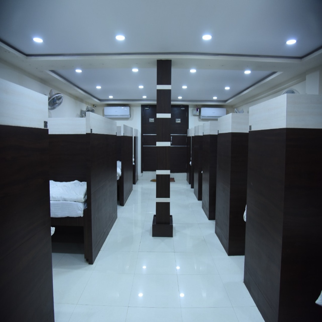 Nitya Dormitory 𝗕𝗢𝗢𝗞 Eluru Hotel