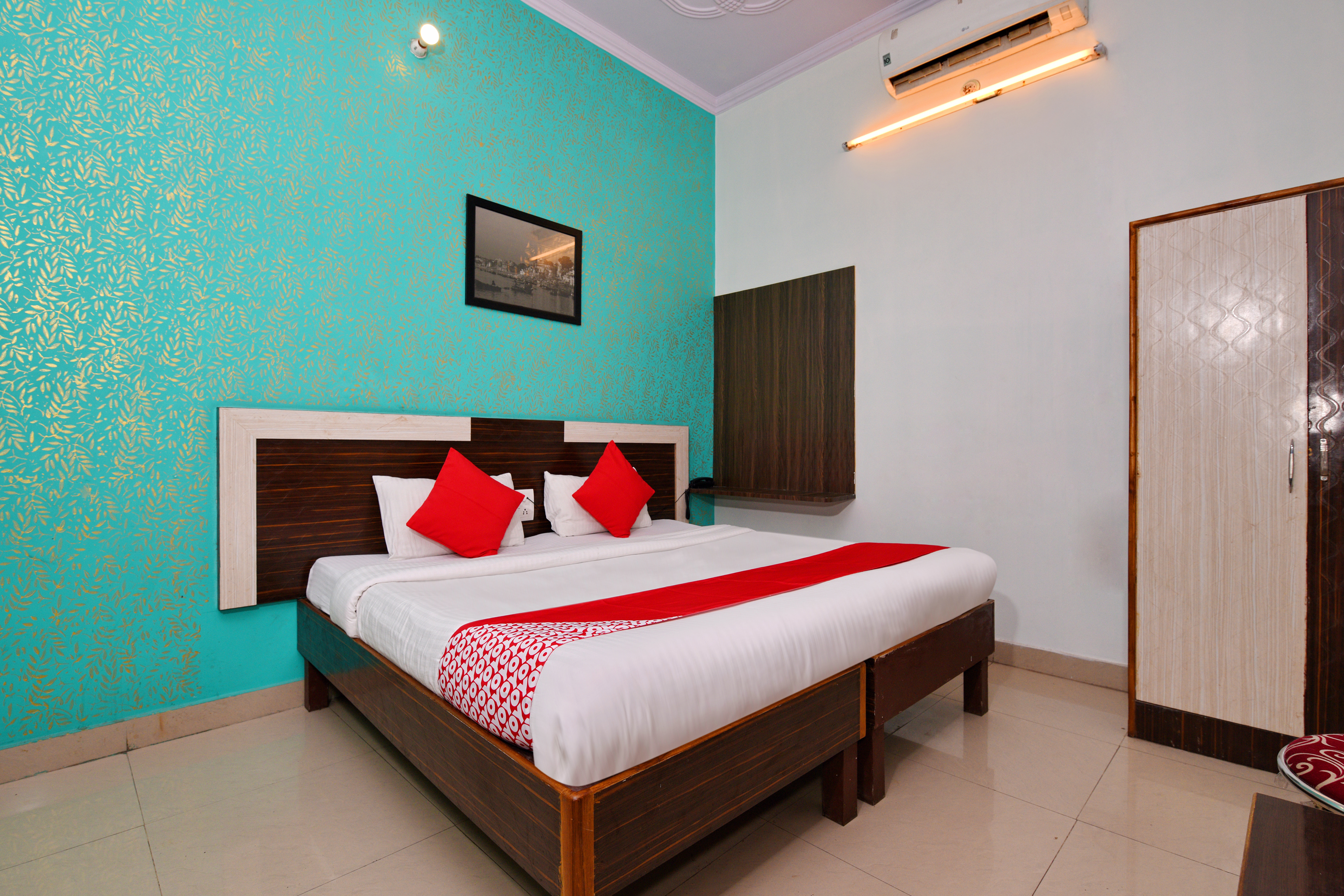 Hotel Pradeep Varanasi - INR 425 OFF ( ̶2̶2̶4̶0̶ ) Deal + HD Photos & Reviews