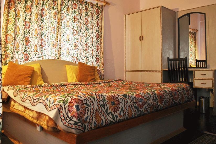 Apple Tree Resorts Gulmarg INR 422 OFF ( ̶2̶9̶0̶0̶ ) Resort Price ...