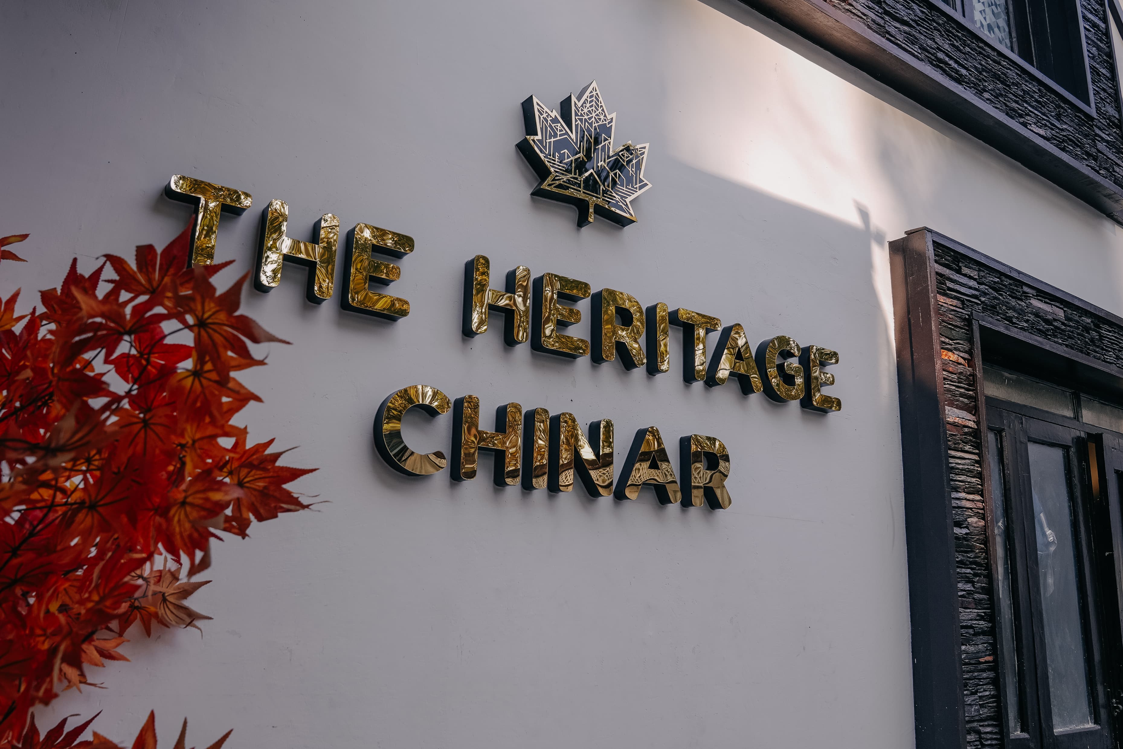 The Heritage Chinar 𝗕𝗢𝗢𝗞 Srinagar Hotel