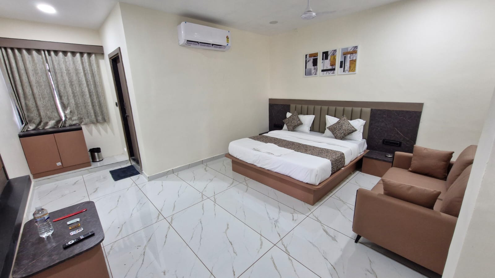Hotel Radhe Rooms 𝗕𝗢𝗢𝗞 Lunavada Hotel