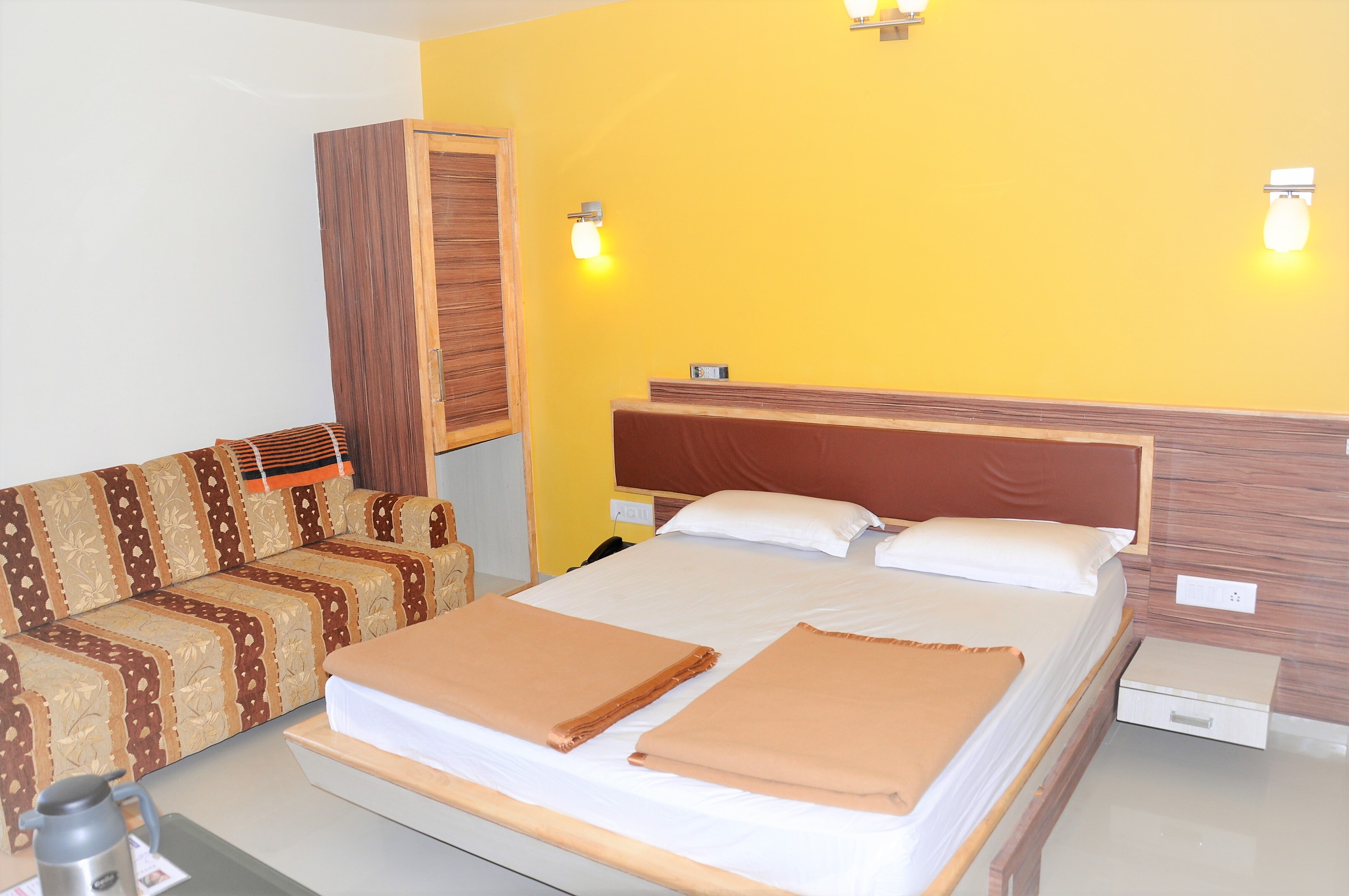 Hotel Crystal Inn @Nakki Lake 100% Money Back 𝗕𝗢𝗢𝗞 Mount Abu Hotel 𝘄𝗶𝘁𝗵 ...