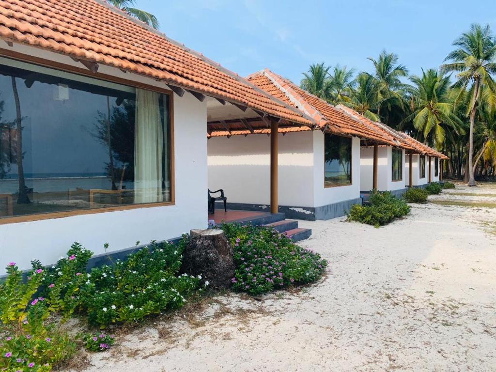 SEA SHELLS BEACH RESORT AGATTI 𝗕𝗢𝗢𝗞 Lakshadweep Resort 𝘄𝗶𝘁𝗵 𝗙𝗥𝗘𝗘 ...