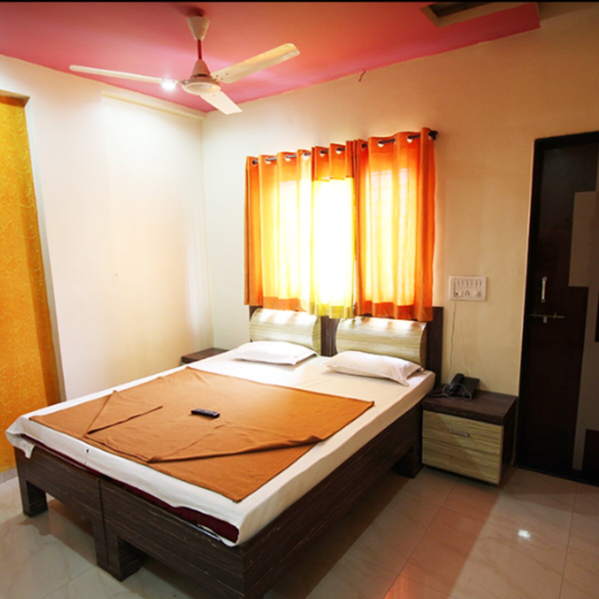 Mukund Vinod Garden 𝗕𝗢𝗢𝗞 Govardhan Guest House 𝘄𝗶𝘁𝗵 𝗙𝗥𝗘𝗘 𝗖𝗮𝗻𝗰𝗲𝗹𝗹𝗮𝘁𝗶𝗼𝗻