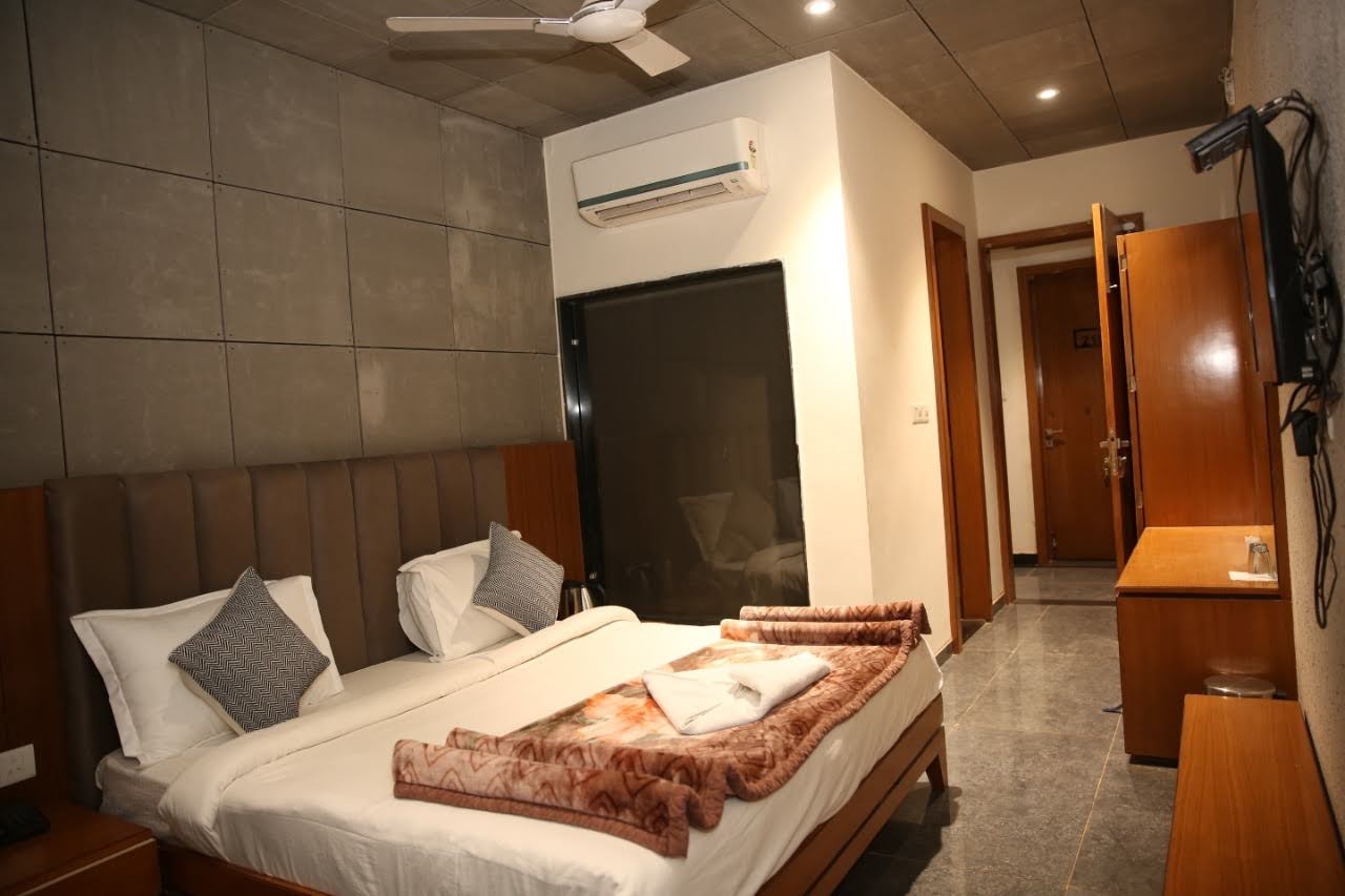 Nakshatra Resort & Garden Best Rates on Shivpuri Hotel Deals, Reviews ...