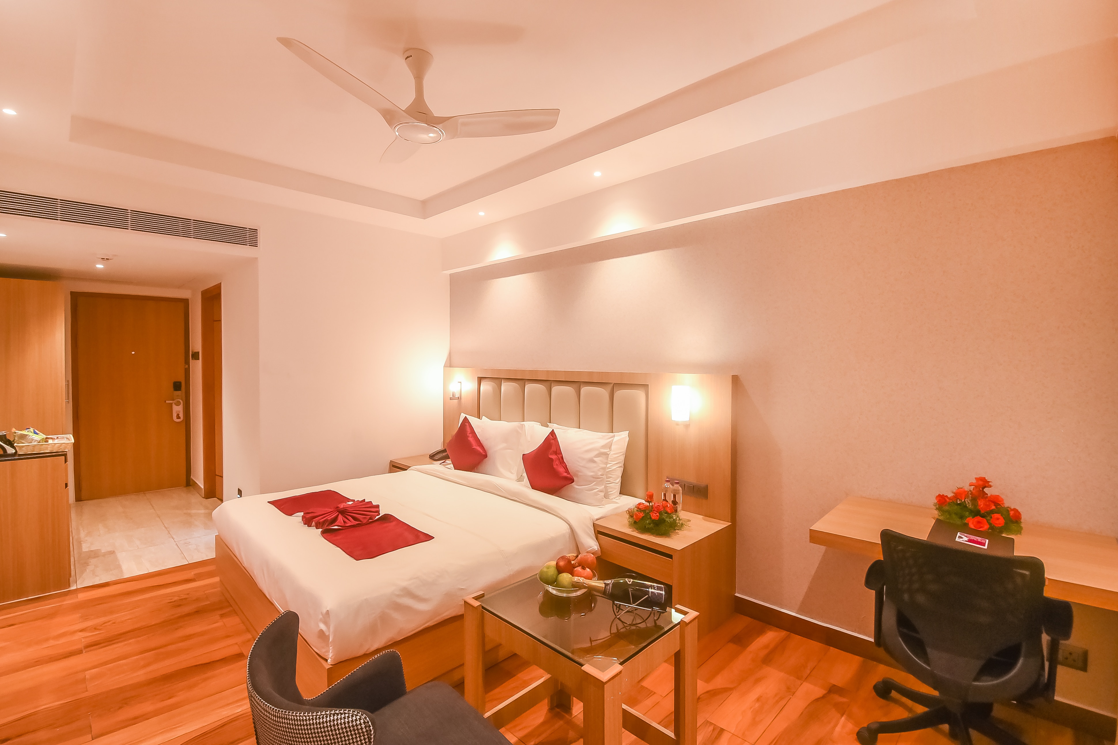 Emerald Clarks Inn Suites, Mysore 𝗕𝗢𝗢𝗞 Mysore Hotel 𝘄𝗶𝘁𝗵 ₹𝟬 𝗣𝗔𝗬𝗠𝗘𝗡𝗧