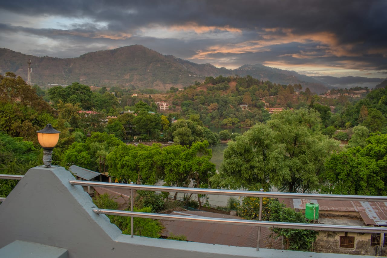 Vaapi Comfort Inn (A Unit Of SAM Hotels) 𝗕𝗢𝗢𝗞 Naukuchiatal Hotel 𝘄𝗶𝘁𝗵 ...