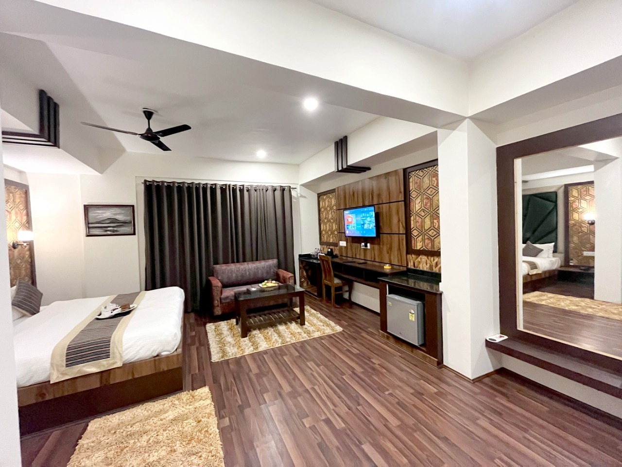 Karam Gold 𝗕𝗢𝗢𝗞 Srinagar Hotel 𝘄𝗶𝘁𝗵 ₹𝟬 𝗣𝗔𝗬𝗠𝗘𝗡𝗧