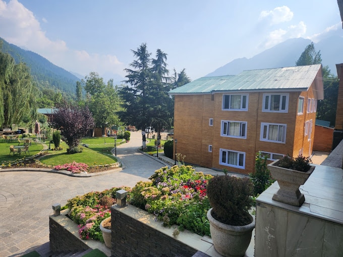 Pine Spring Resort 𝗕𝗢𝗢𝗞 Pahalgam Resort 𝘄𝗶𝘁𝗵 𝗙𝗥𝗘𝗘 𝗖𝗮𝗻𝗰𝗲𝗹𝗹𝗮𝘁𝗶𝗼𝗻